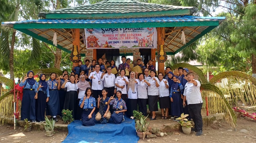 Camat Tomoni Timur Apresiasi Kreativitas Siswa SMPN 1 Tomoni Timur pada ...